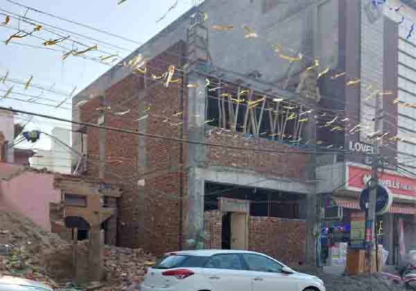 जालंधर में सरेआम बन रही इस ईमारत को लेकर नगर निगम के भ्रष्ट अधिकारी ...